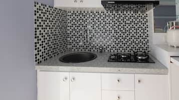 Estúdio | Kitchenette privada | Um frigorífico, uma placa de cozinha, utensílios de cozinha