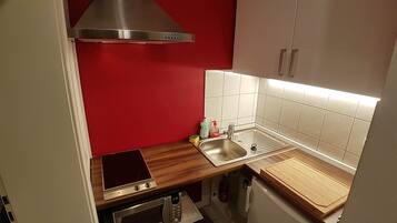 Apartamento Cidade, 1 quarto | Cozinha privada | Um frigorífico, uma placa de cozinha, uma cafeteira/bule