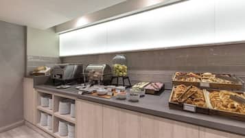 Pequeno-almoço tipo buffet aos fins de semana (15 USD por pessoa)