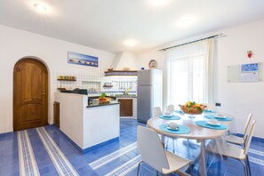 Vila panorâmica, 3 quartos | Cozinha privada | Geladeira grande, micro-ondas, fogão, cooktop