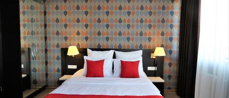 Roupa hipoalergénica, cofre no quarto, com decoração personalizada