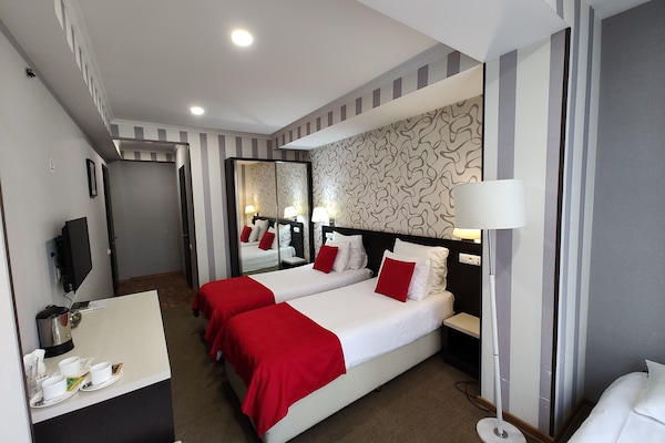 Roupa hipoalergénica, cofre no quarto, com decoração personalizada