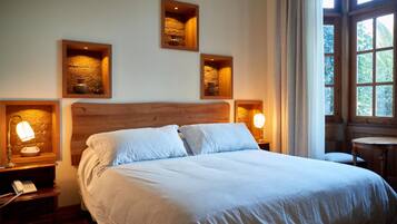 Roupa de alta qualidade, cofre no quarto, com decoração personalizada