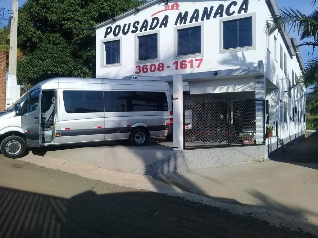 Um edifício branco com uma placa indicando 