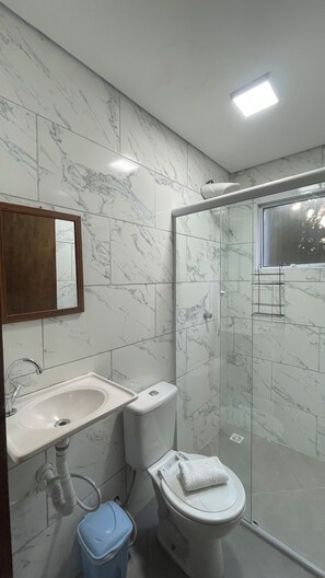 Quarto triplo standard | Banheiro | Chuveiro, toalhas de banho