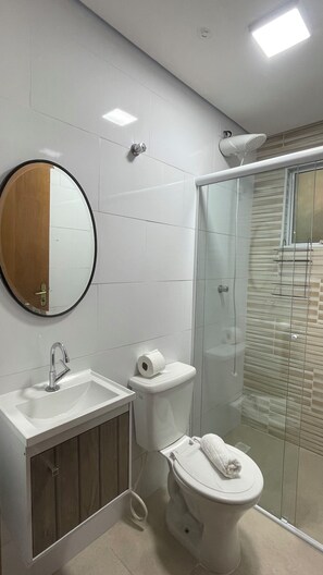 Chuveiro, toalhas de banho