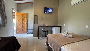 Quarto triplo superior | Frigobar, Wi-Fi de cortesia, roupa de cama