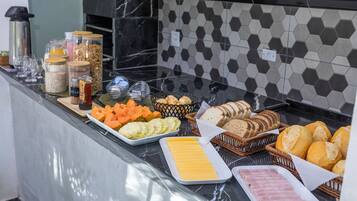Café da manhã com buffet grátis todos os dias