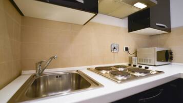 Apartamento (2 Bedrooms) | Cozinha privada | Um frigorífico, um micro-ondas, um forno, uma placa de cozinha