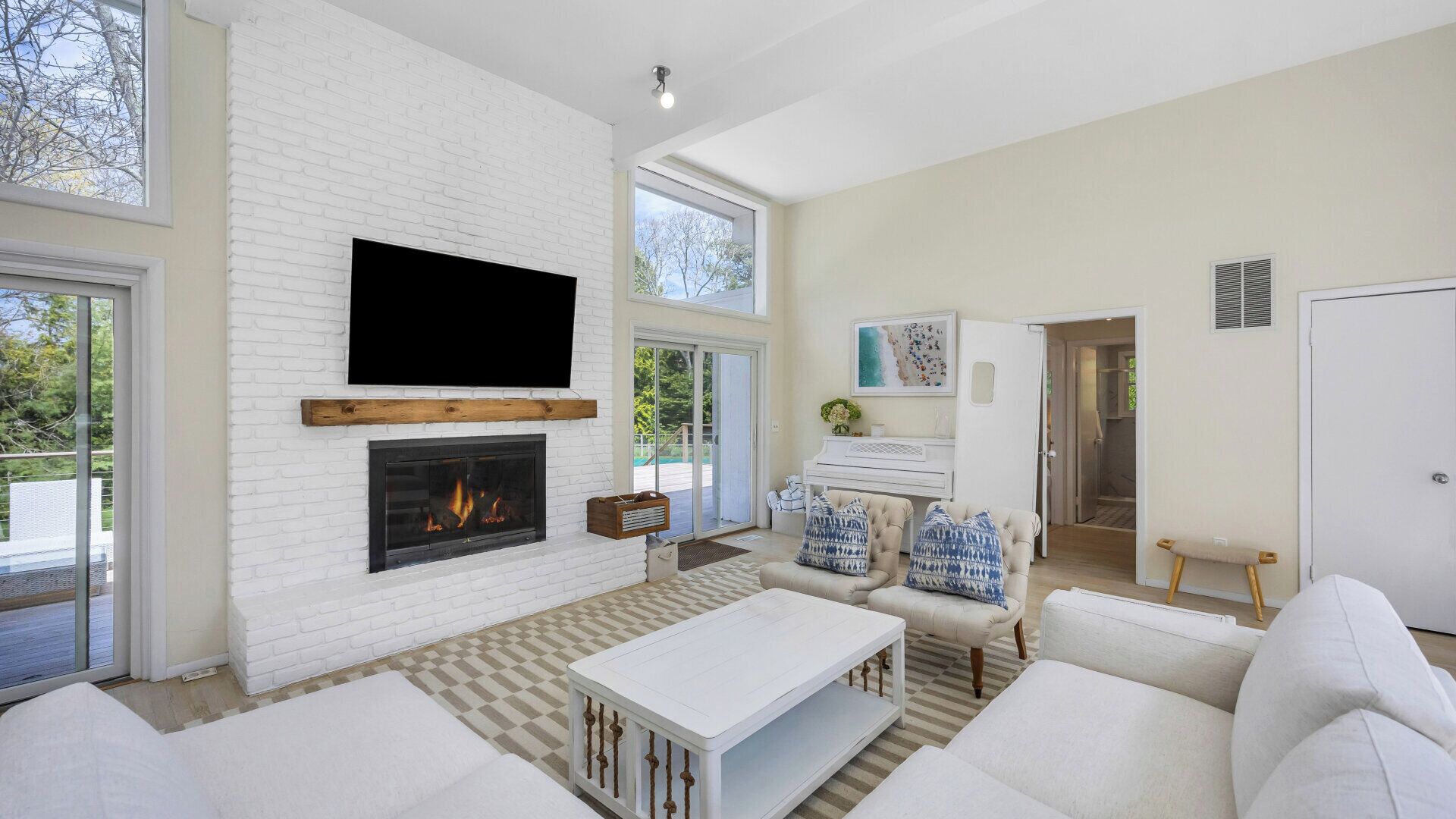 Nuevo Listado: Rancho Moderno De Planta Abierta De Mediados De Siglo, Piscina Climatizada, Paseo A Playas Y Restaurantes - East Hampton, NY