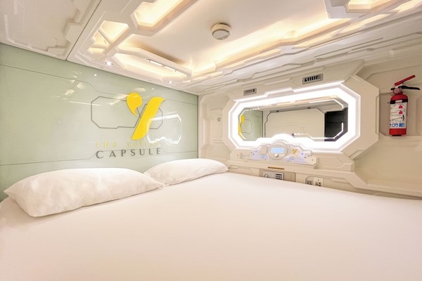 Queen Capsule | Wi-Fi de cortesia, roupa de cama