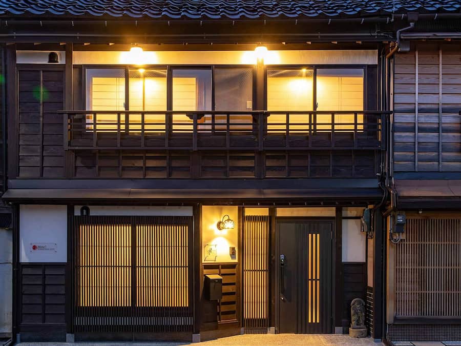 Fachada do alojamento (tarde/noite)