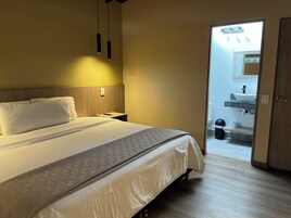 Quarto Deluxe | Roupa de alta qualidade, com mobília individualizada 