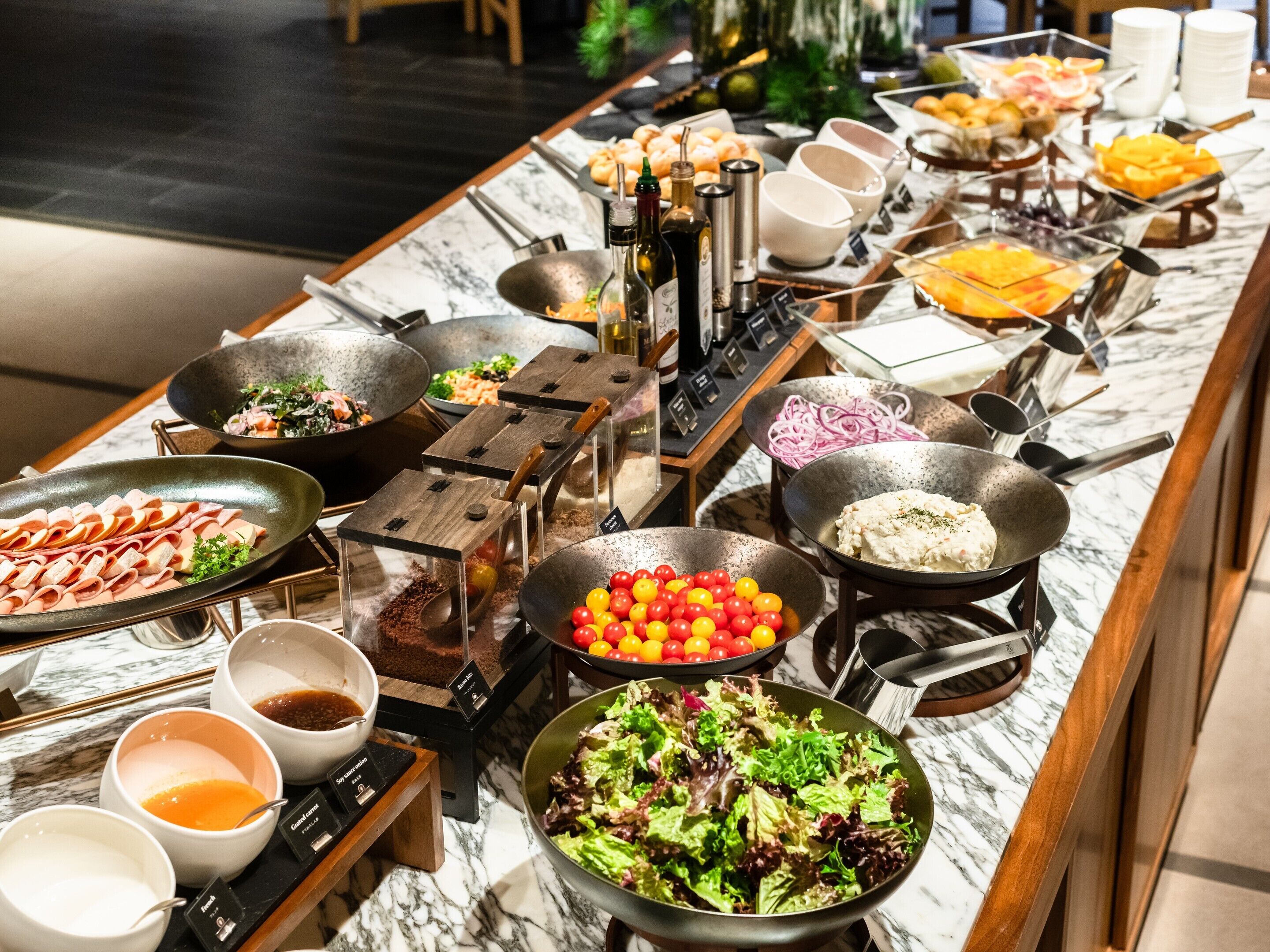 Buffet com diversos alimentos e acompanhamentos.