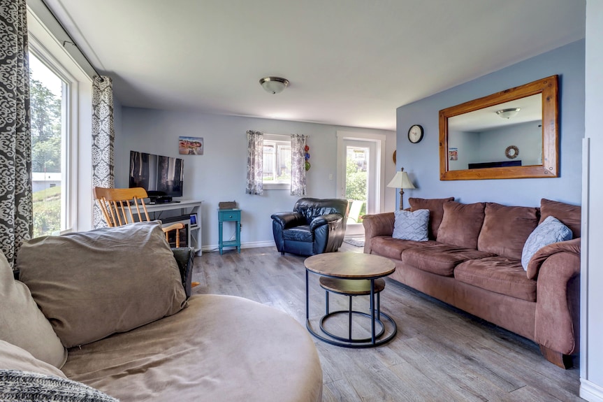 Sea Breeze Cottage | Steps To Sea Caves | Year-round - New Brunswick