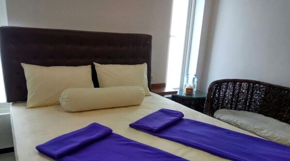 Escrivaninha, quartos à prova de som, Wi-Fi de cortesia, roupa de cama