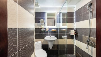 Quarto Familiar | Casa de banho | Um polibã, artigos de higiene pessoal grátis, um secador de cabelo