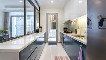 Apartamento Familiar, 3 quartos | Kitchenette privada | Um frigorífico/congelador grande, um micro-ondas, uma placa de cozinha