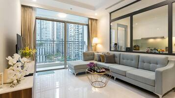 Apartamento Familiar, 3 quartos | Sala de estar | Televisor LCD