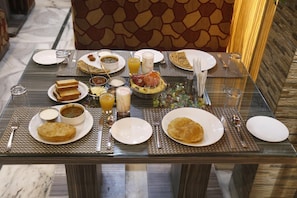 Café da manhã, almoço e jantar; culinária indiana, vistas para o jardim