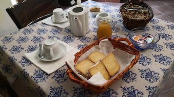 Almoços e jantares servidos, incluindo cozinha local