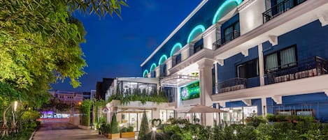 Fachada da propriedade à noite