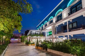 Fachada do alojamento (tarde/noite)