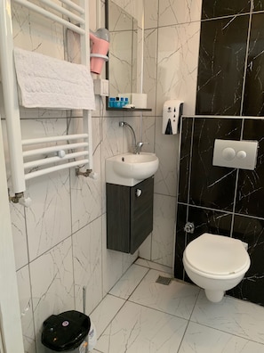 Quarto júnior | Banheiro | Chuveiro, produtos de toalete grátis, secador de cabelo, chinelos