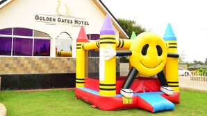 Uma estrutura inflável de recreação em frente ao Golden Gates Hotel.