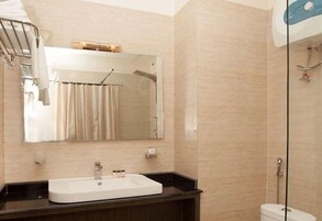 Quarto luxo | Banheiro | Chuveiro, produtos de toalete grátis, chinelos, toalhas de banho