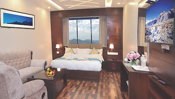 Quarto Deluxe | Secretária, quartos insonorizados, ferro/tábua de engomar