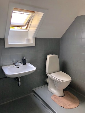Quarto standard, banheiro compartilhado | Banheiro | Toalhas de banho, sabonete