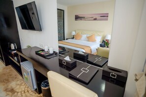 Quarto Duplo Standard | Minibar, cofre com capacidade para portátil, secretária