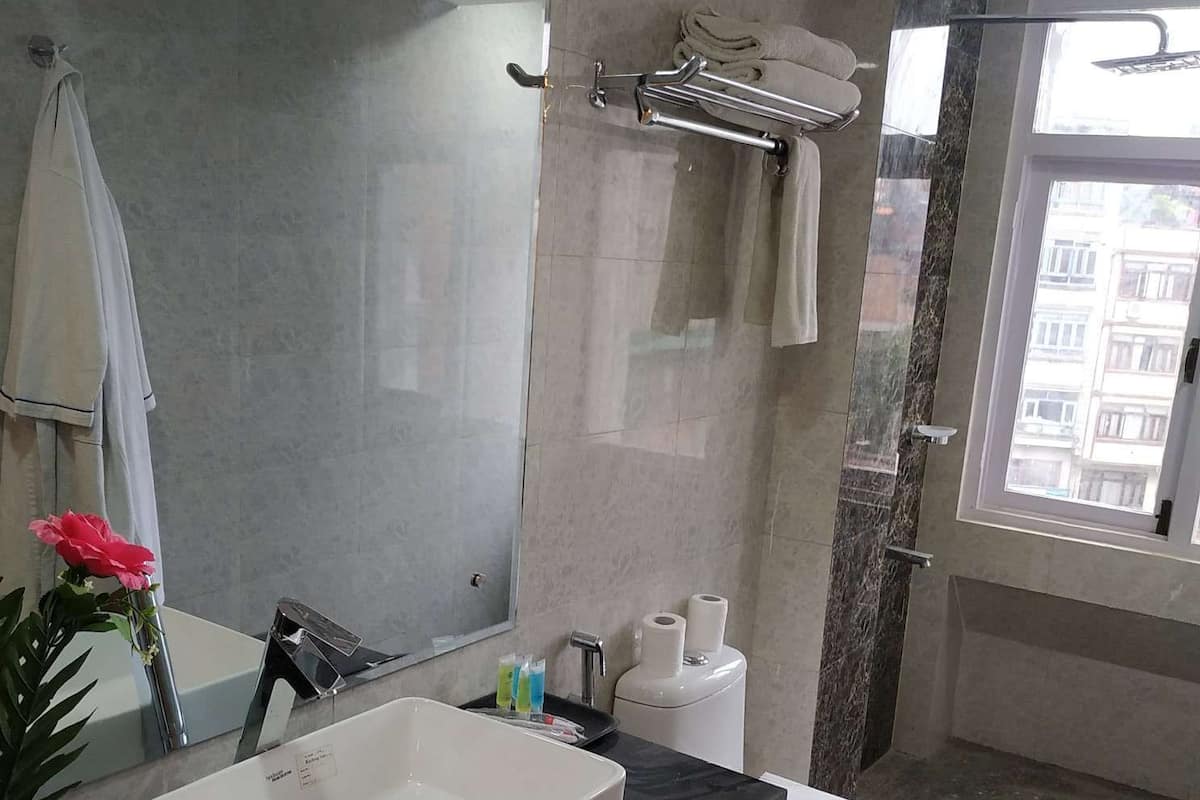 Um polibã, um chuveiro fixo, artigos de higiene pessoal grátis
