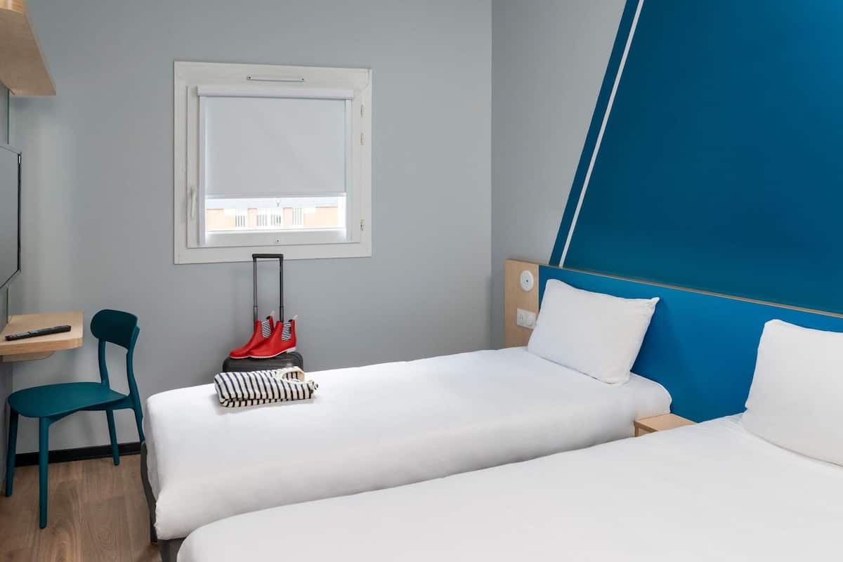 Quarto, 2 camas de solteiro | Quartos à prova de som, Wi-Fi de cortesia, roupa de cama