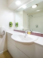 Quarto Twin Standard | Casa de banho | Um secador de cabelo, toalhas fornecidas