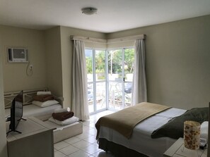 Minibar, cortinas/cortinados opacos, Wi-fi grátis 