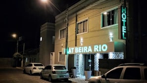 Fachada do alojamento (tarde/noite)