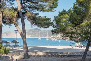 Na praia, praia de areia branca