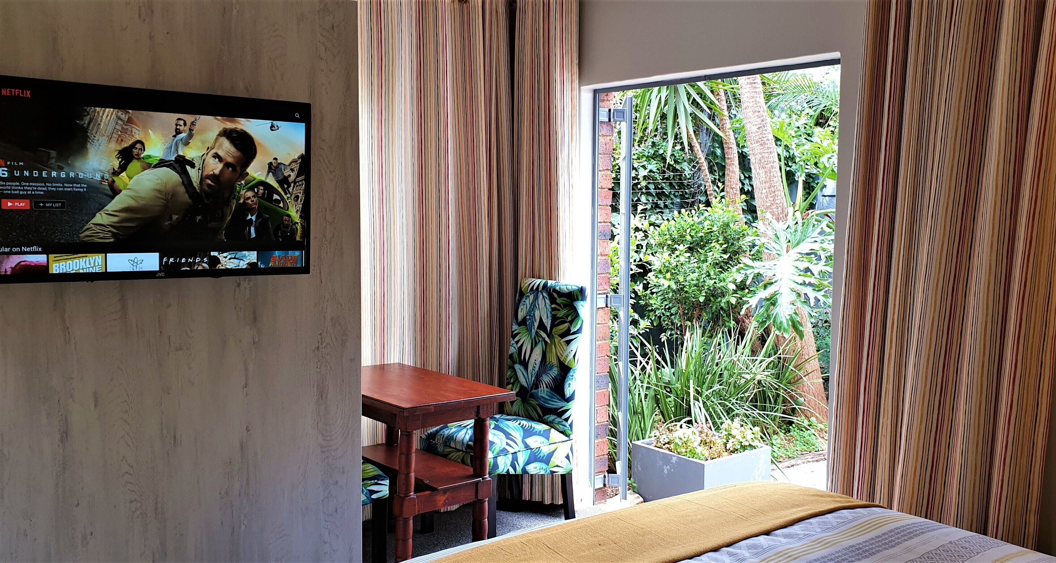 Quarto Comfort | Roupa de alta qualidade, minibar, com decoração personalizada 