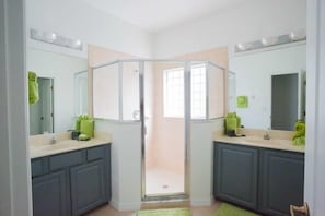 Casa | 4 quartos, secretária, Wi-fi grátis 