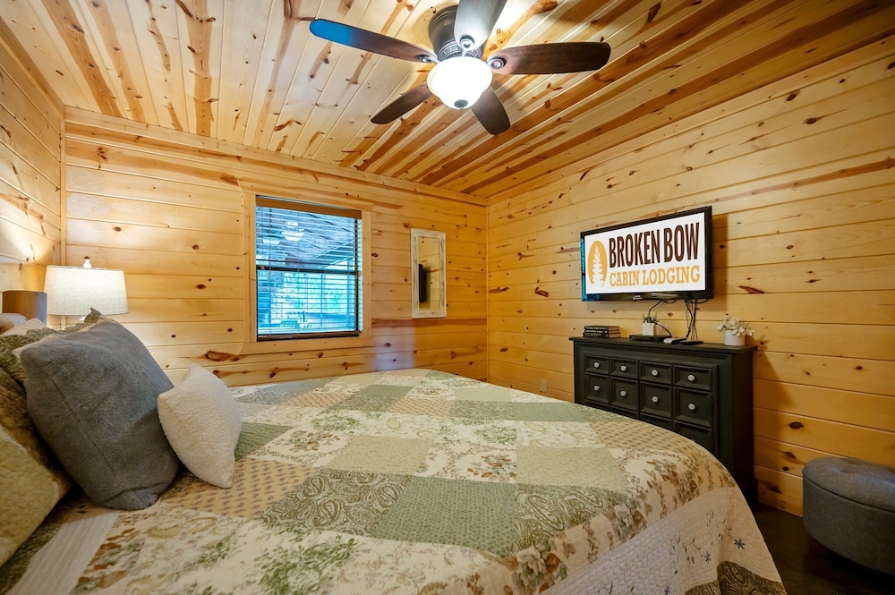 Moon Over Paradise: 3 Br + Loft Game Room, 3 Bath, Sleeps 12 - Broken Bow, OK