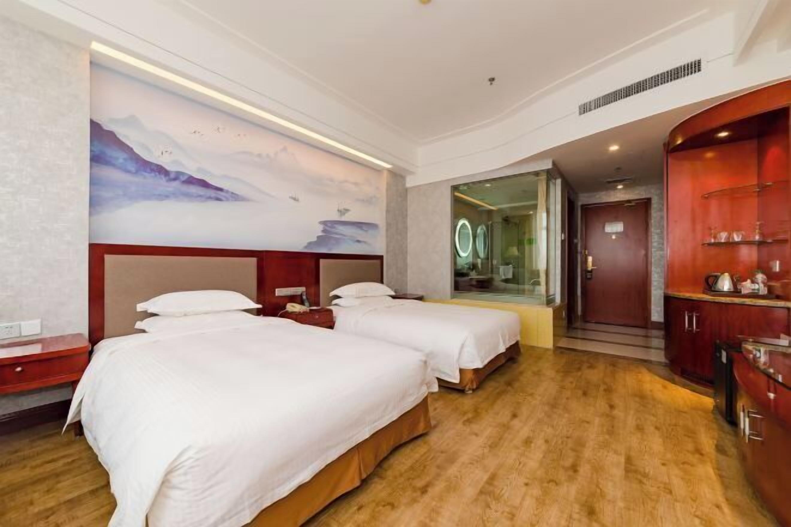 Edredons de pluma, cofres nos quartos, escrivaninha