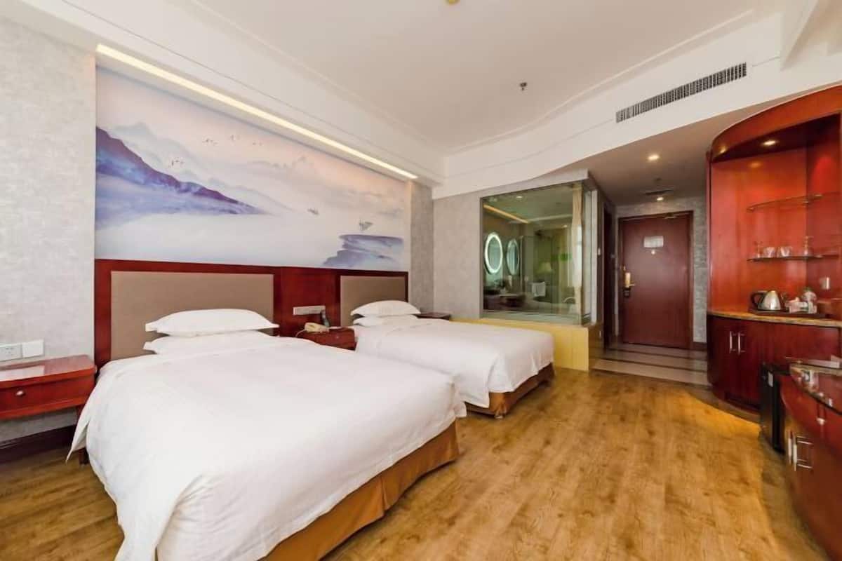 Edredons de pluma, cofres nos quartos, escrivaninha