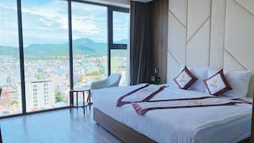 Quarto Duplo ou Twin Deluxe, Vista para a cidade | 1 quarto, minibar, cofre no quarto, secretária