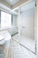 Quarto duplo, para não fumantes (Shower) | Banheiro | Produtos de toalete grátis, secador de cabelo, chinelos, bidê