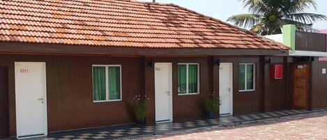 Um edifício com telhado ladrilhado e várias portas identificadas como MO1, MO2 e MO3.