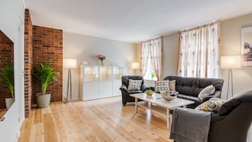 Apartamento conforto, 2 quartos | Área de estar | Smart TV 55 polegadas com canais a cabo, TV