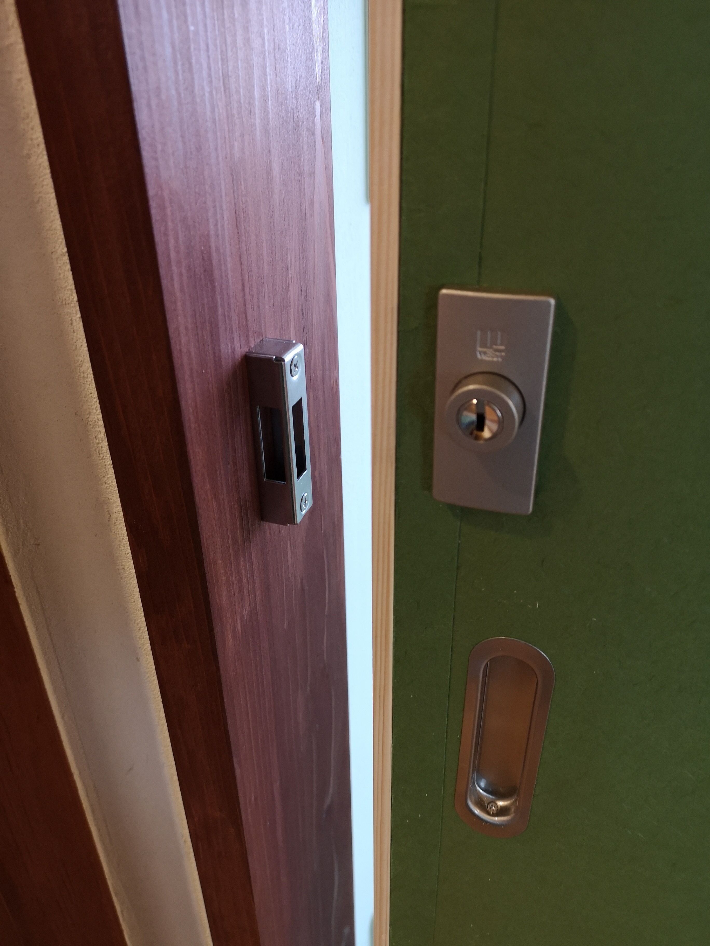 Uma porta com fechadura moderna e olho de chave.