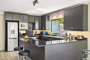 Geladeira grande, micro-ondas, fogão, cooktop